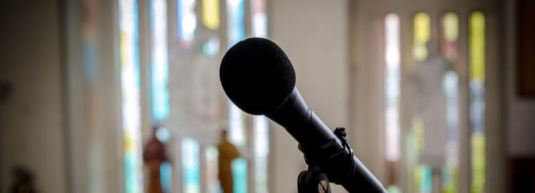 How do dynamic microphones work?